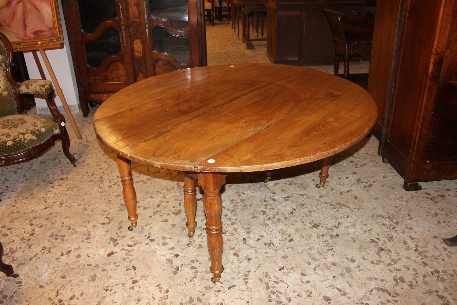 Circular Extendable Table with French Leaves from the 1800s