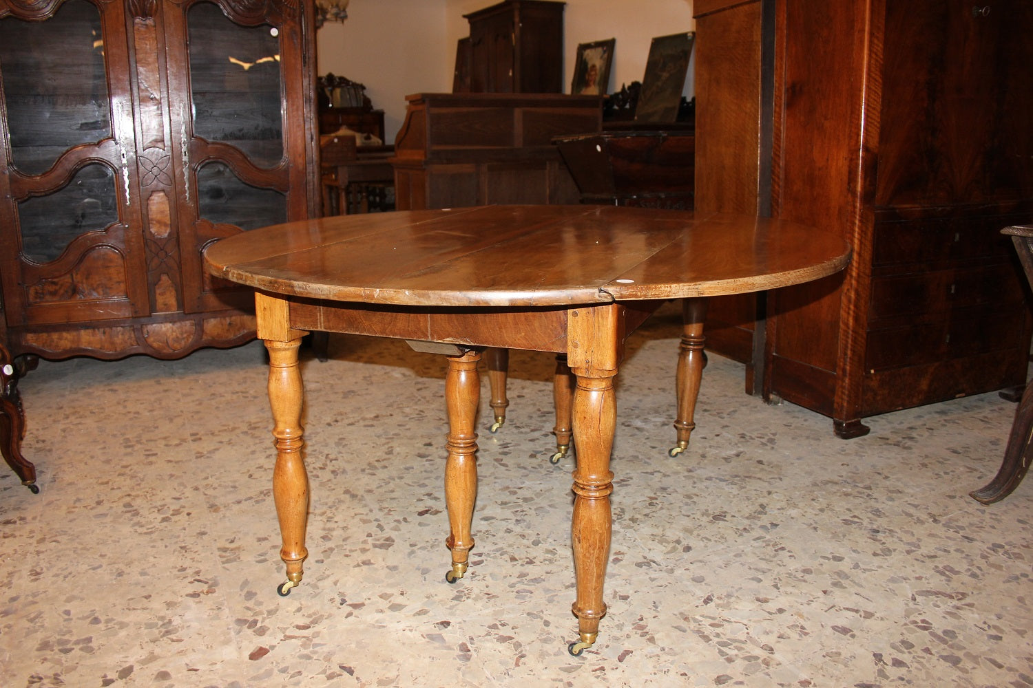 Circular Extendable Table with French Leaves from the 1800s