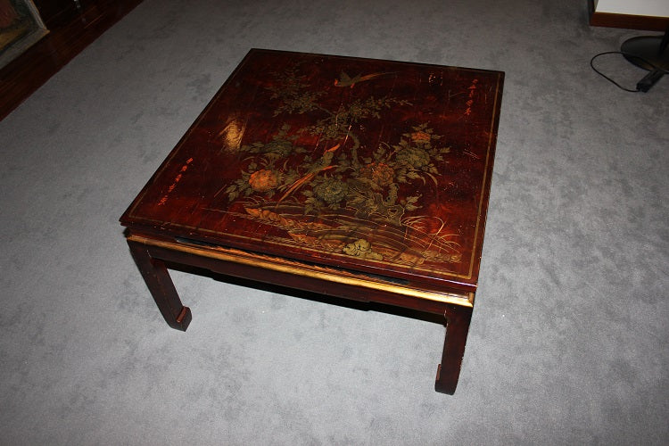 Low Chinese coffee table from the early 1900s embellished with paintin